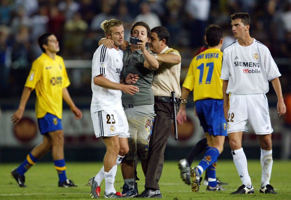 10 Awkward Fan Photos With Actresses (And 10 With Actors)