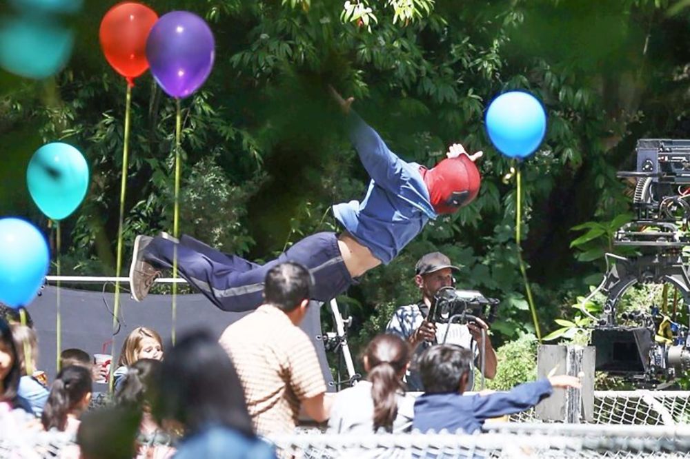 15 Behind-The-Scenes Photos That Completely Change Deadpool