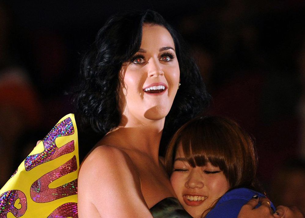 10 Awkward Fan Photos With Actresses (And 10 With Actors)