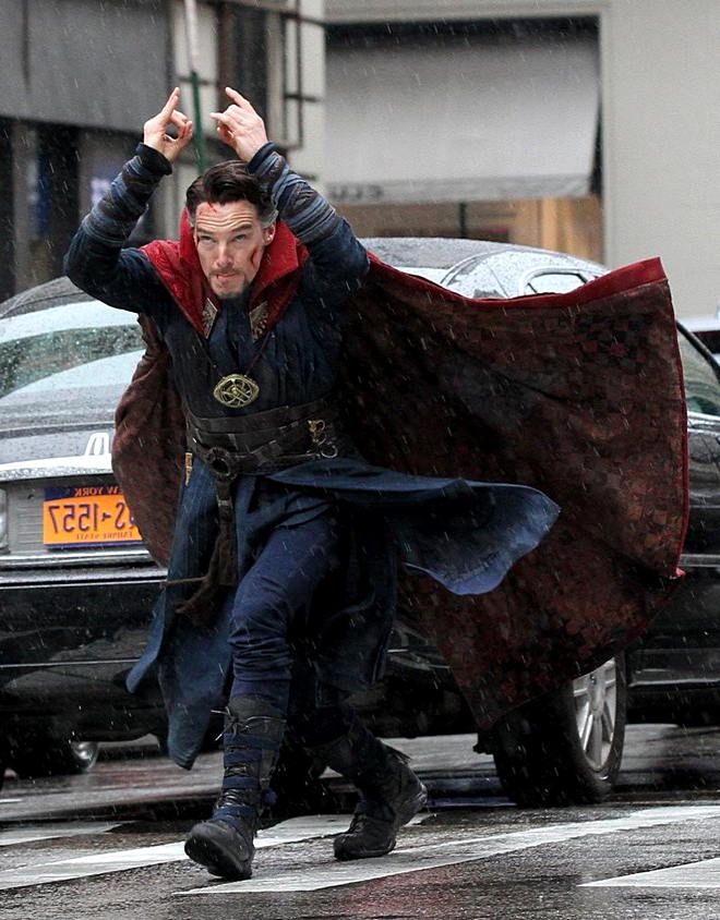 25 Behind-The-Scenes Photos That Completely Change Doctor Strange