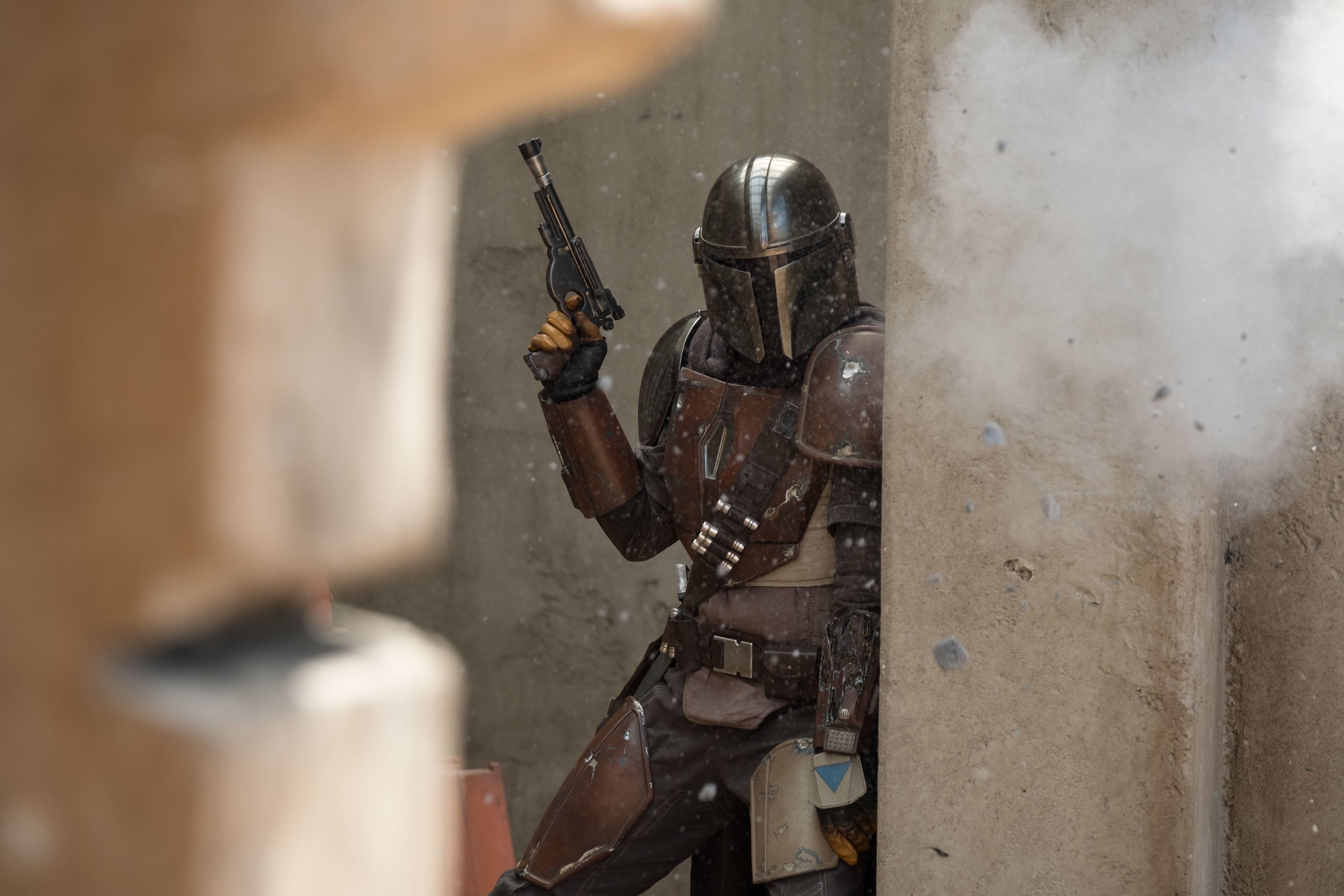 Mandalorian Official Images Reveal Gina Carano & Carl Weather's Characters