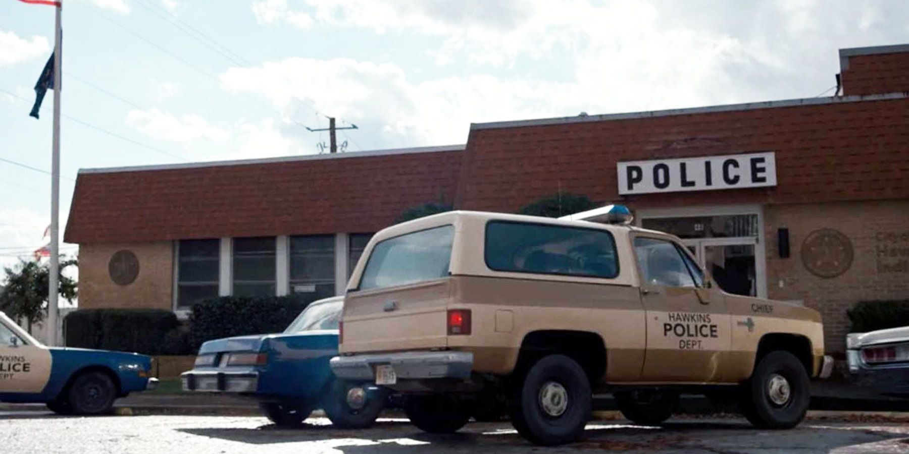 Stranger Things: All The Evidence Hopper ISN'T Dead