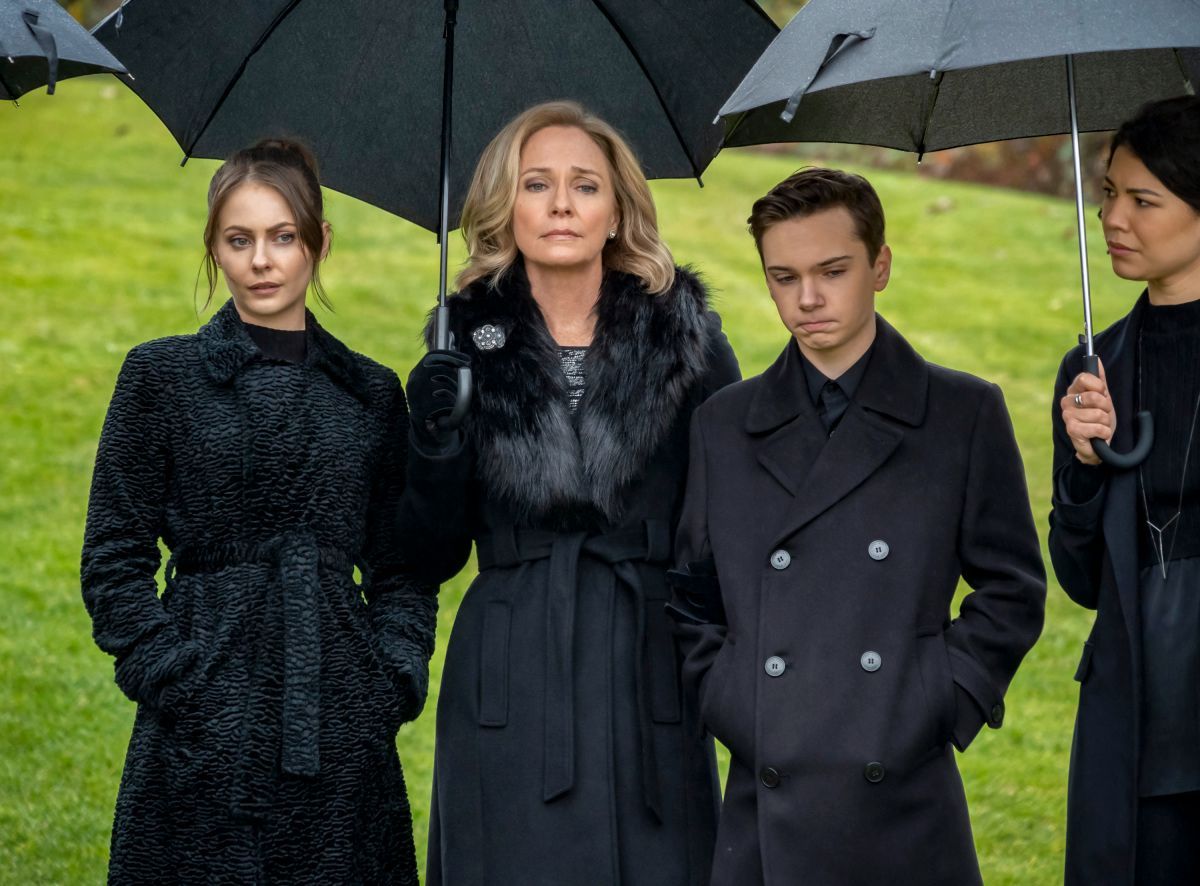 Arrow Series Finale Images: Major Characters Return, Flash Crossover
