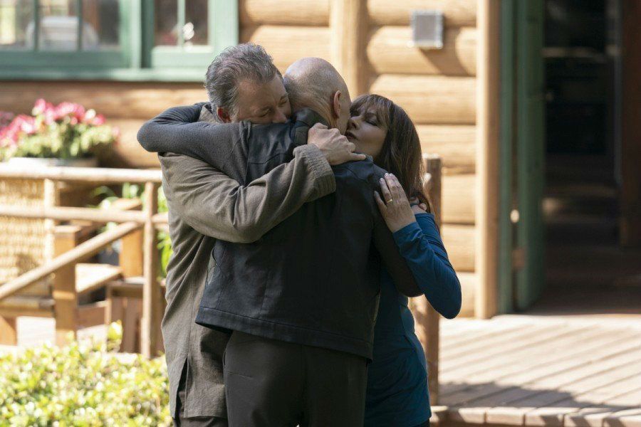 Star Trek: Picard Reunites With William Riker & Deanna Troi In Photos