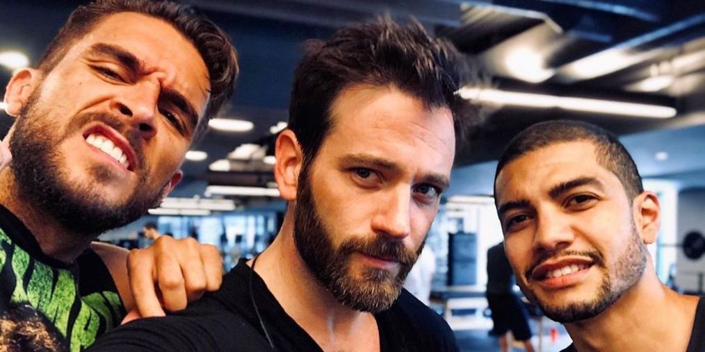 10 Best Behind The Scenes Photos From Arrow