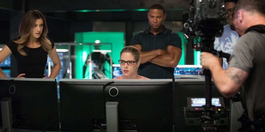 10 Best Behind The Scenes Photos From Arrow
