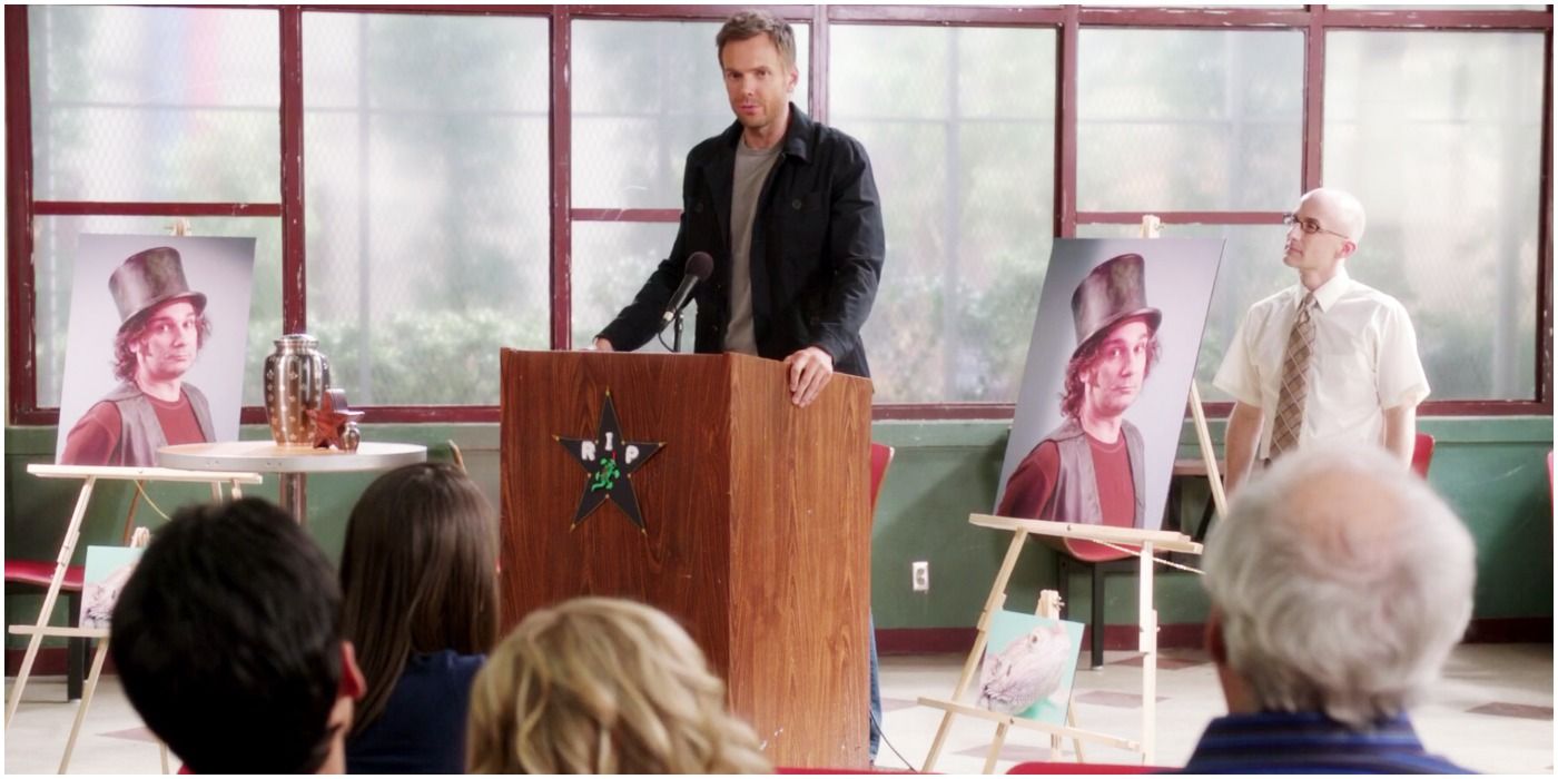 Community: 10 Ways The Dean Got Worse & Worse