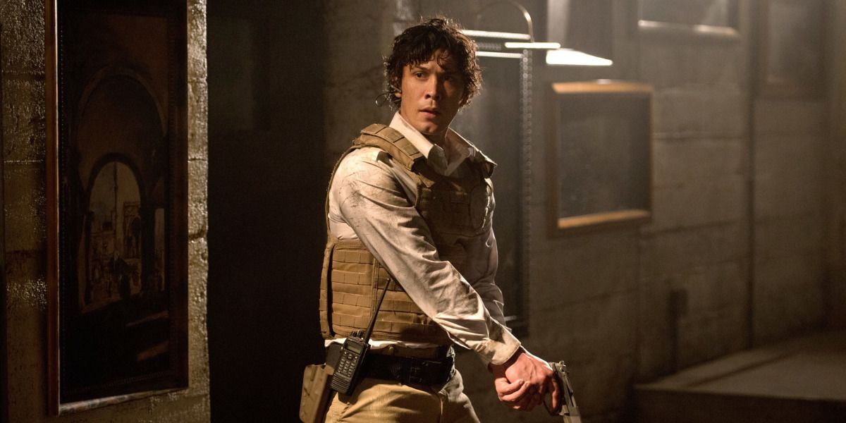 The 100: 5 Times Clarke Was The Better Leader (& 5 It Was Bellamy)