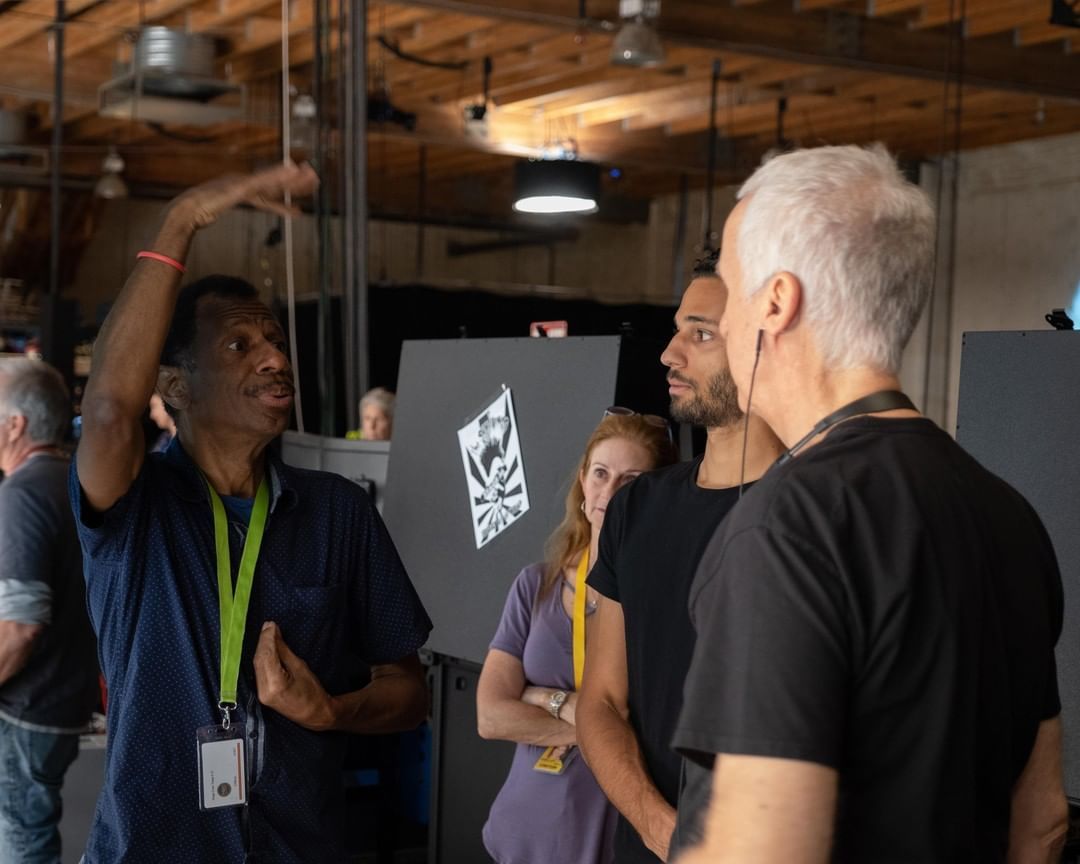 James Cameron Learns Na'vi Sign Language In Avatar 2 Set Photo