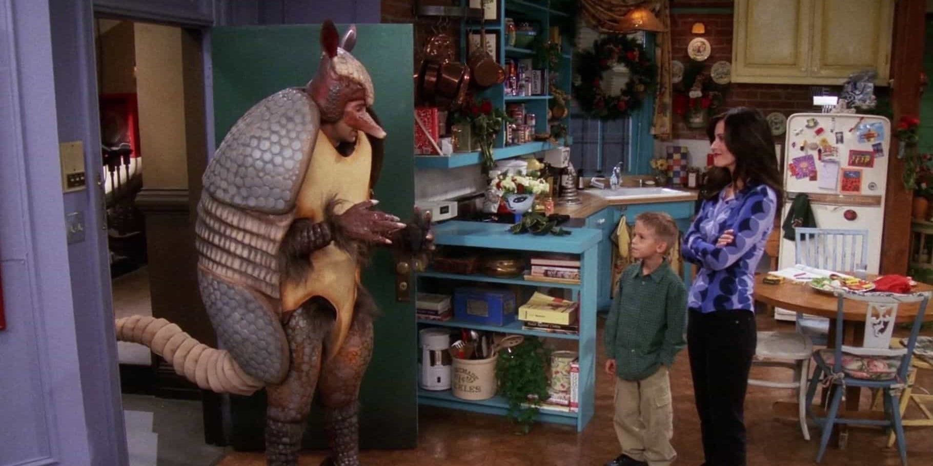 Friends: 10 Best Episodes Showing Monica And Ross' Sibling Dynamic