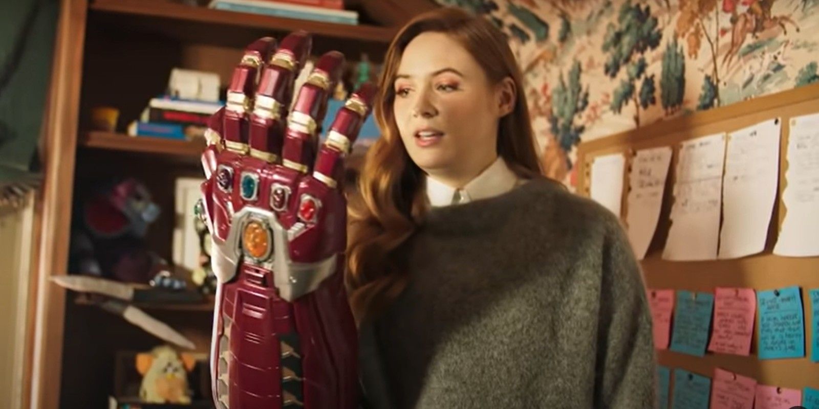 Endgame's Karen Gillan Shows Off a Nebula Puppet & Infinity Gauntlet