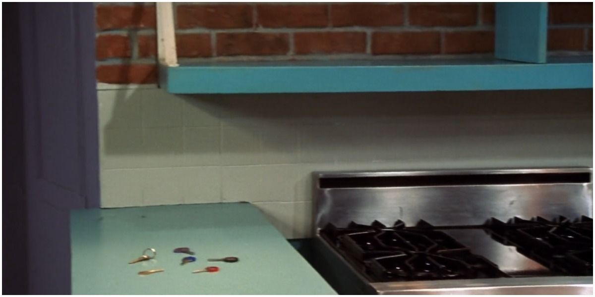 Friends: 10 Things That Make No Sense About Monica & Rachel's Apartment