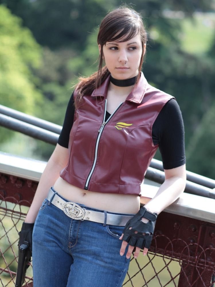 Resident Evil: 10 Claire Redfield Cosplay That Are Too Accurate