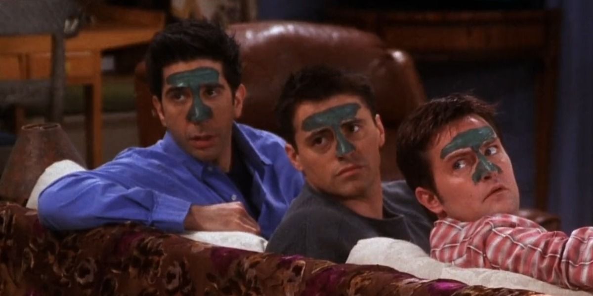 Friends: 5 Times The Show Defied Gender Norms (& 5 It Didn't)
