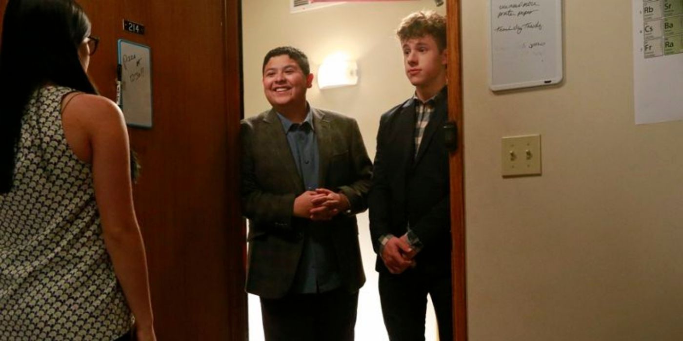 Modern Family: 10 Things The Show Got Right About College