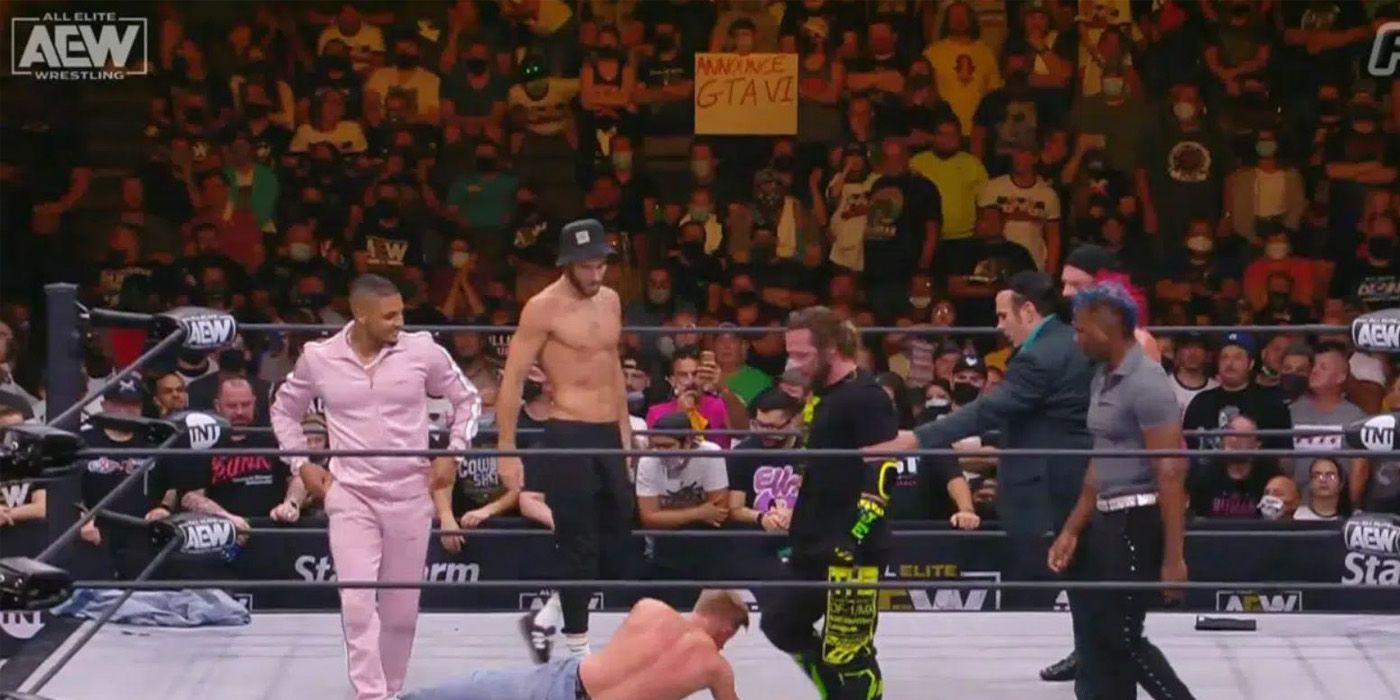 GTA 6 Fan Holds Sign Asking For Release Announcement At AEW Dynamite