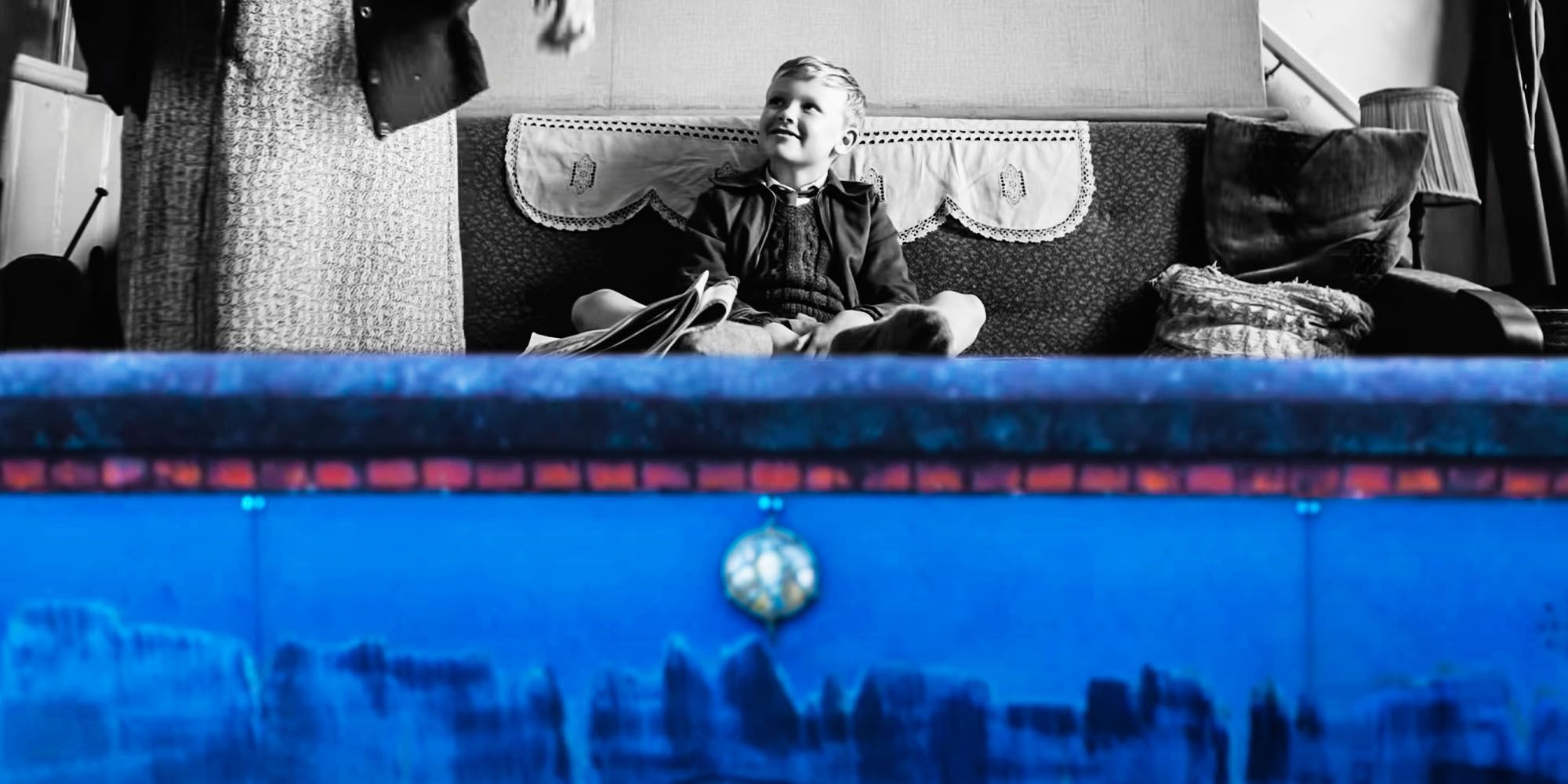 Belfast: Why Kenneth Branagh's Film Changes From Black & White To Color
