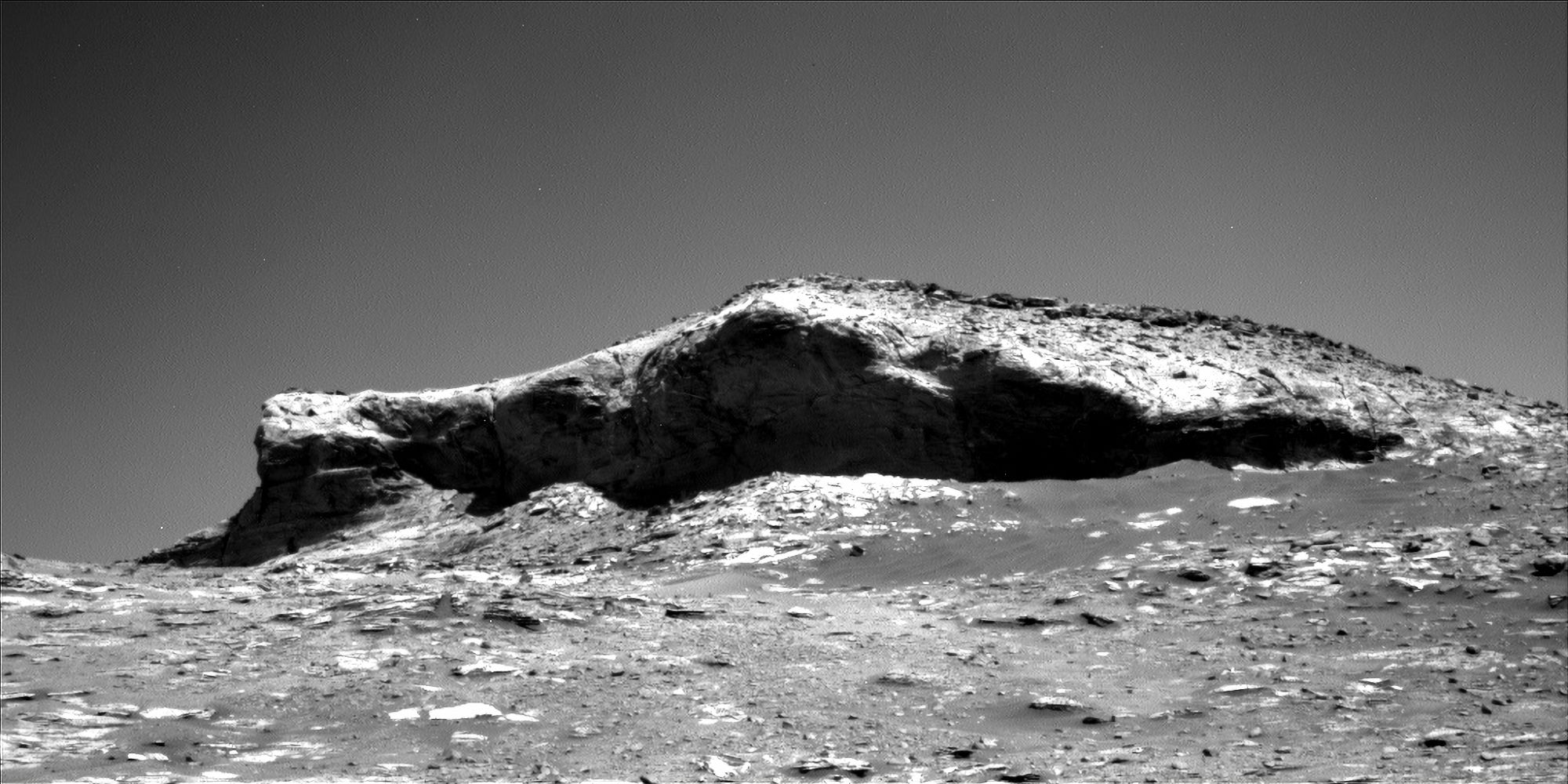 Curiosity Finds Two Very Different Rocks While Exploring Mars