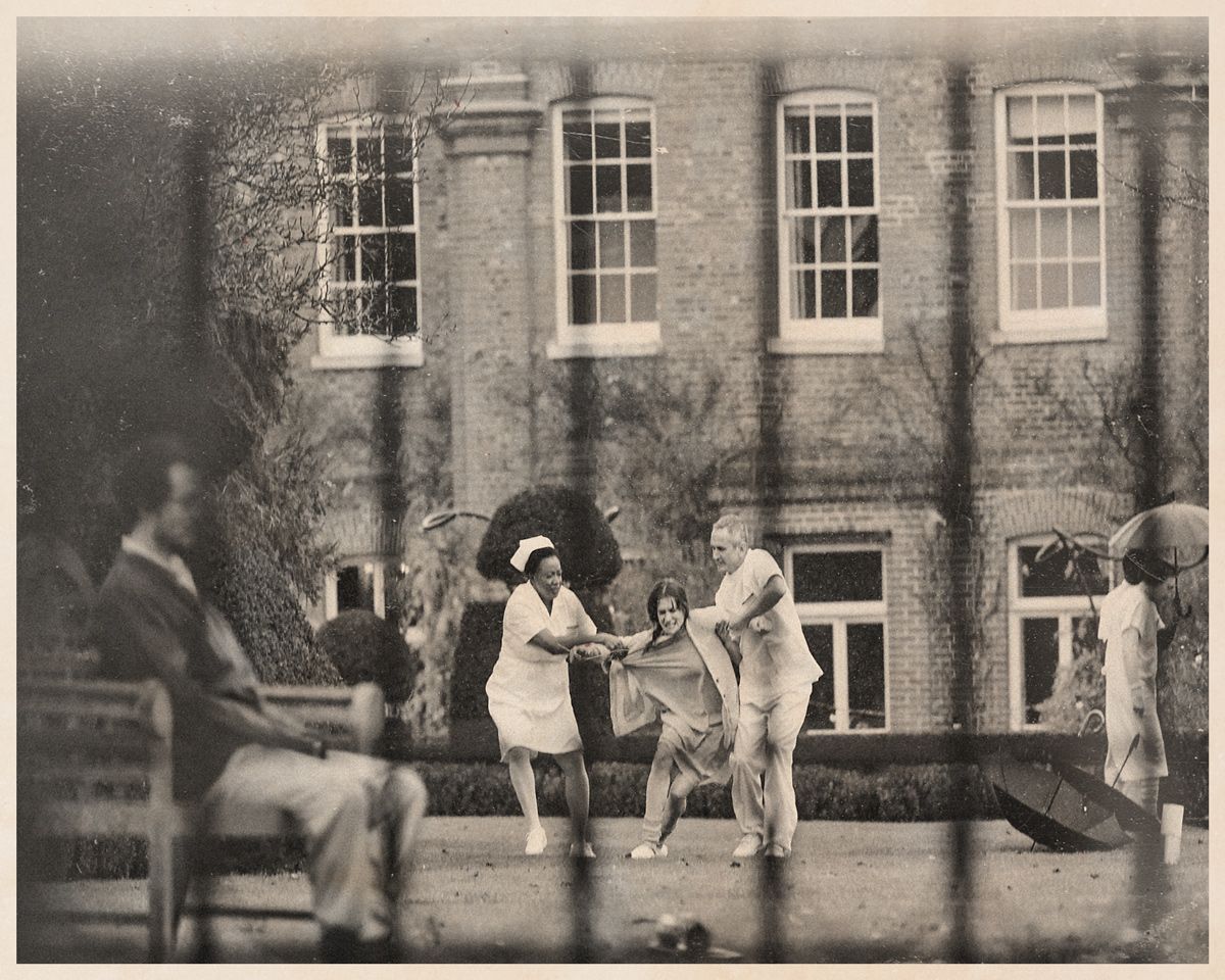 The Batman: 23 Images Show Riddler's Plans In Detail