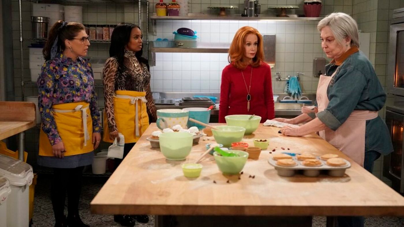 Call Me Kat Season 3 Images Reveal Leslie Jordan's Mom Played By Comedy ...