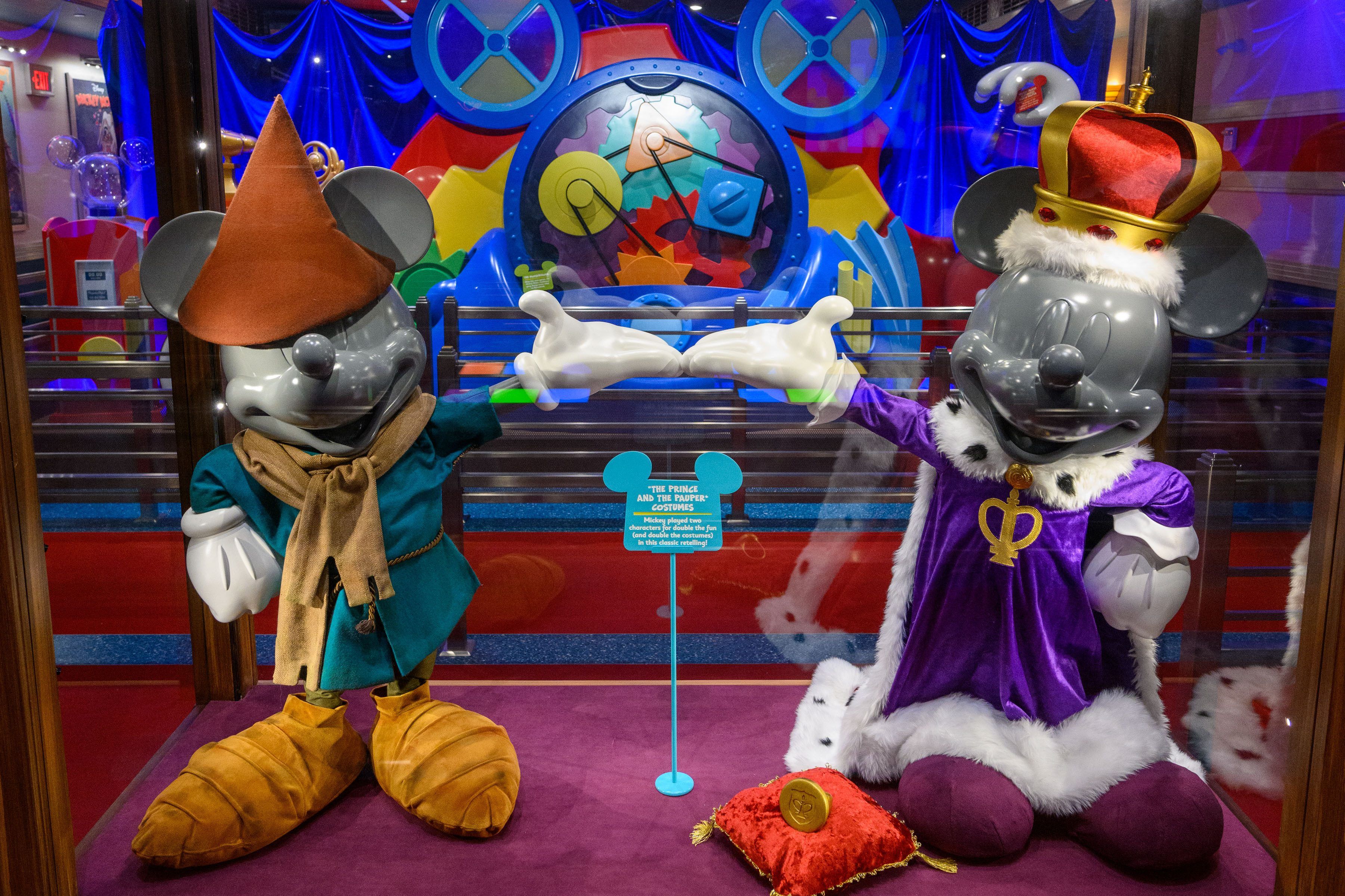 Disneyland's Mickey & Minnie’s Runaway Railway & New Nighttime ...