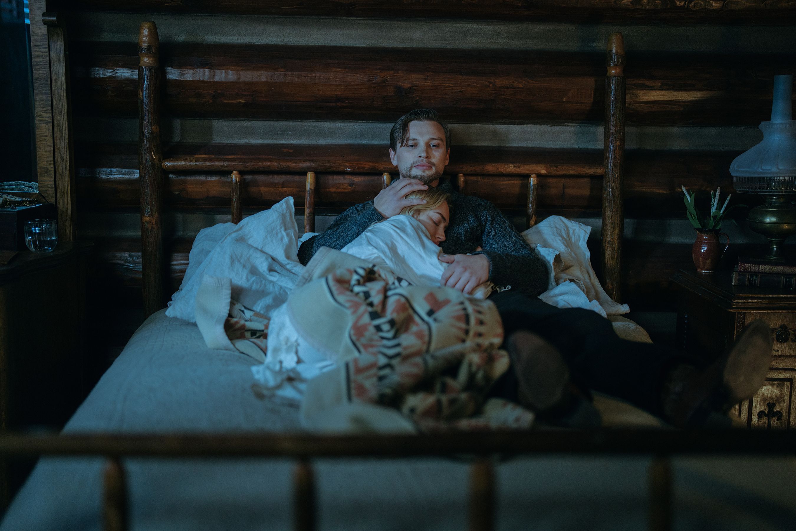 Spencer & Alexandra Still Aren't Home In 1923 Season 1 Finale Images